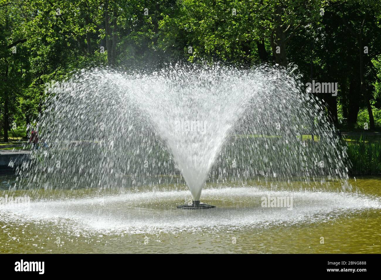 Fountain in slow motion hi-res stock photography and images - Alamy