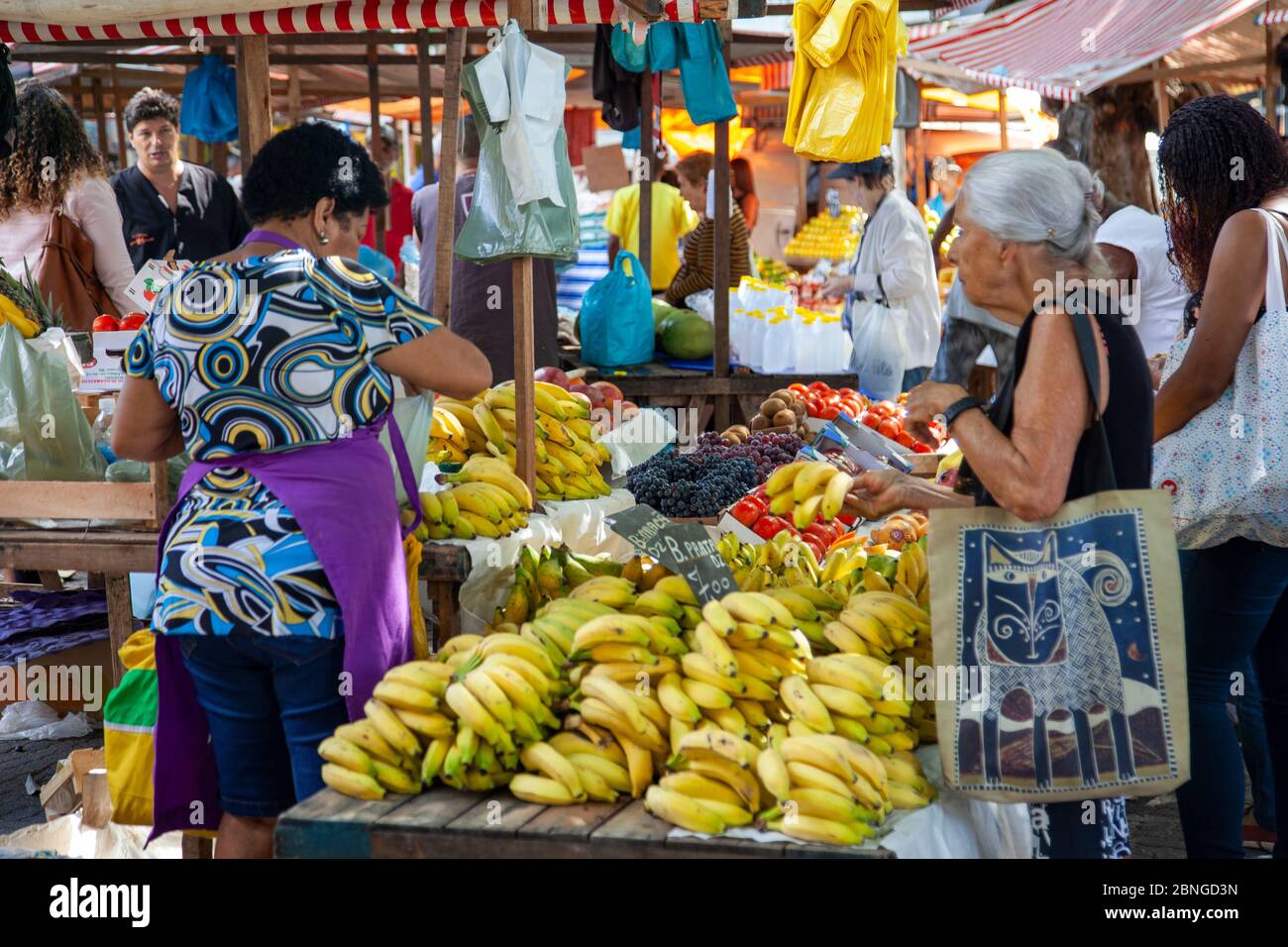 Vendors and customers farmers market hi-res stock photography and ...