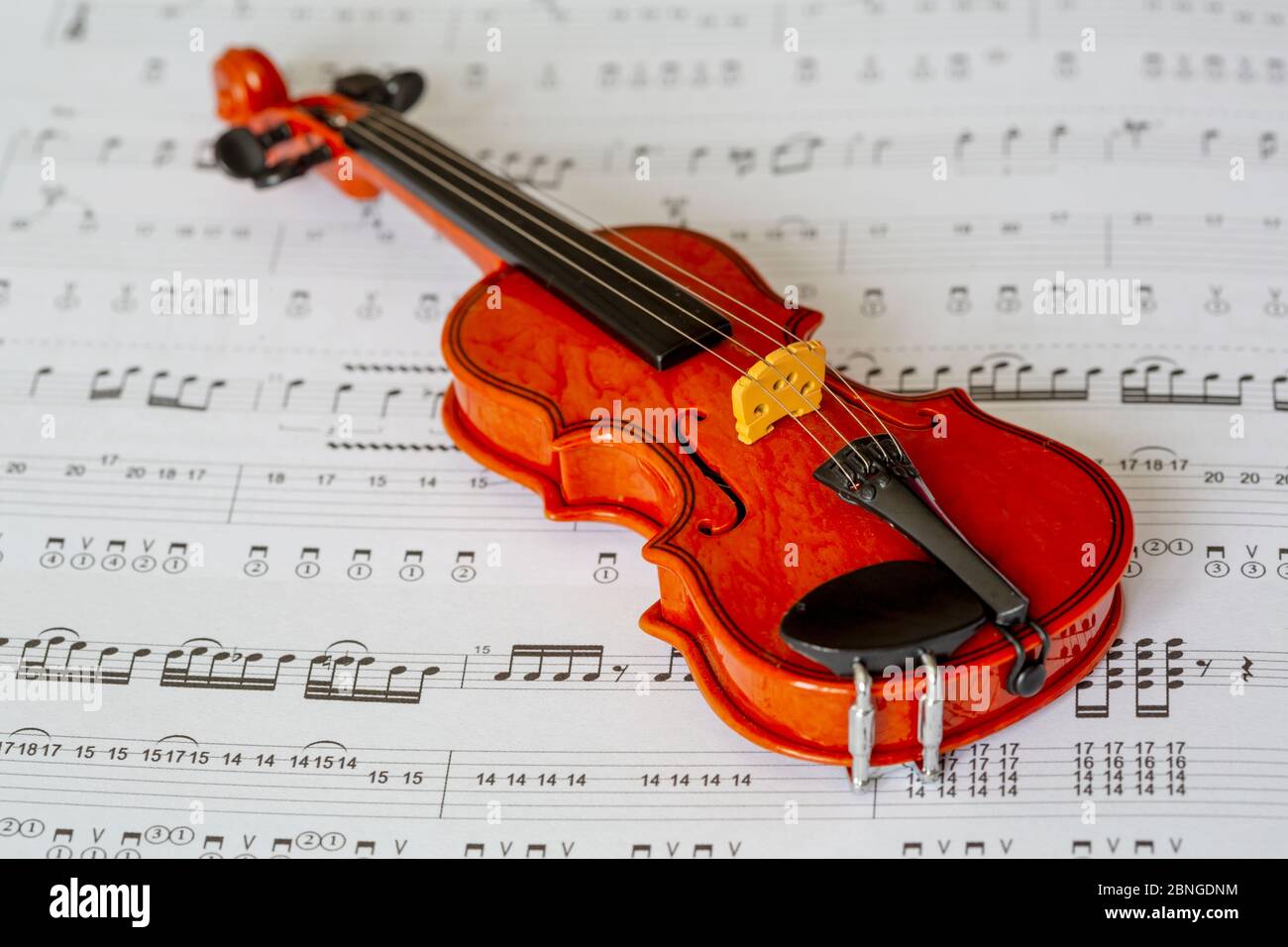 violin on note paper Stock Photo - Alamy