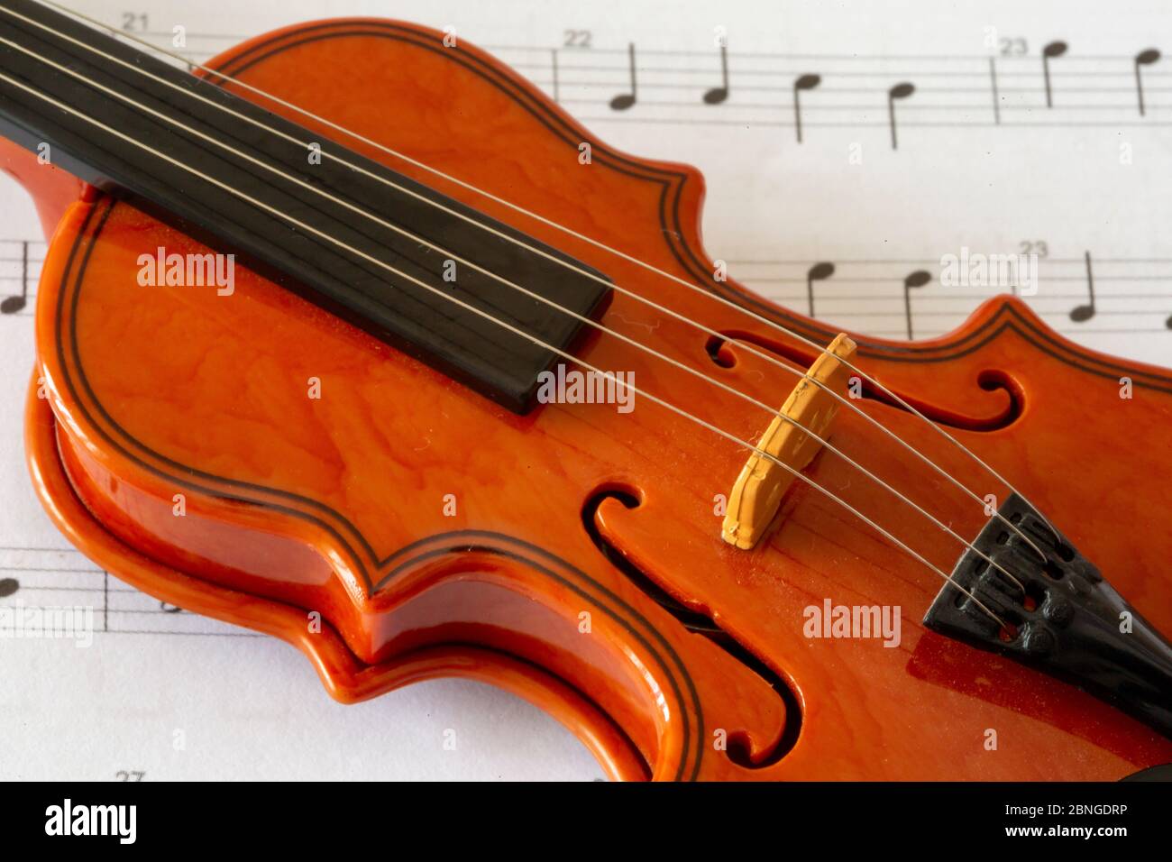 violin on note paper Stock Photo - Alamy