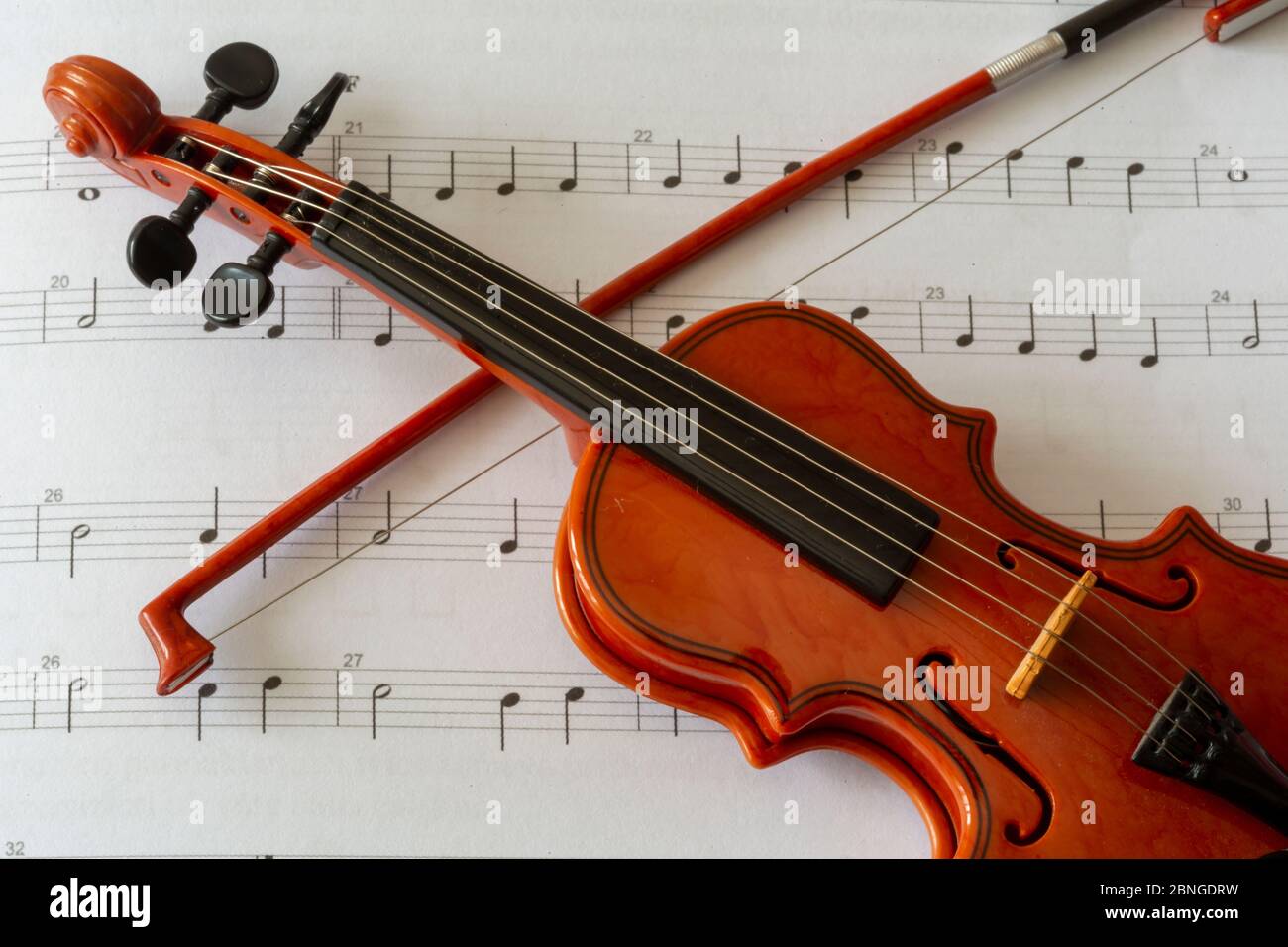 violin on note paper Stock Photo - Alamy