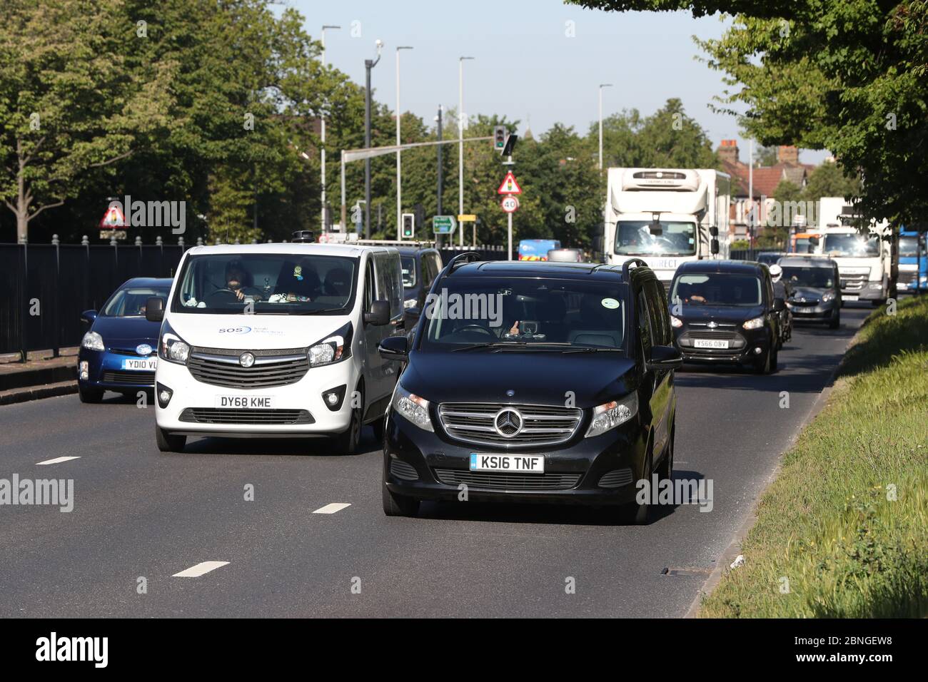 Traffic coming into London on the A4 approaching the Hogarth roundabout ...