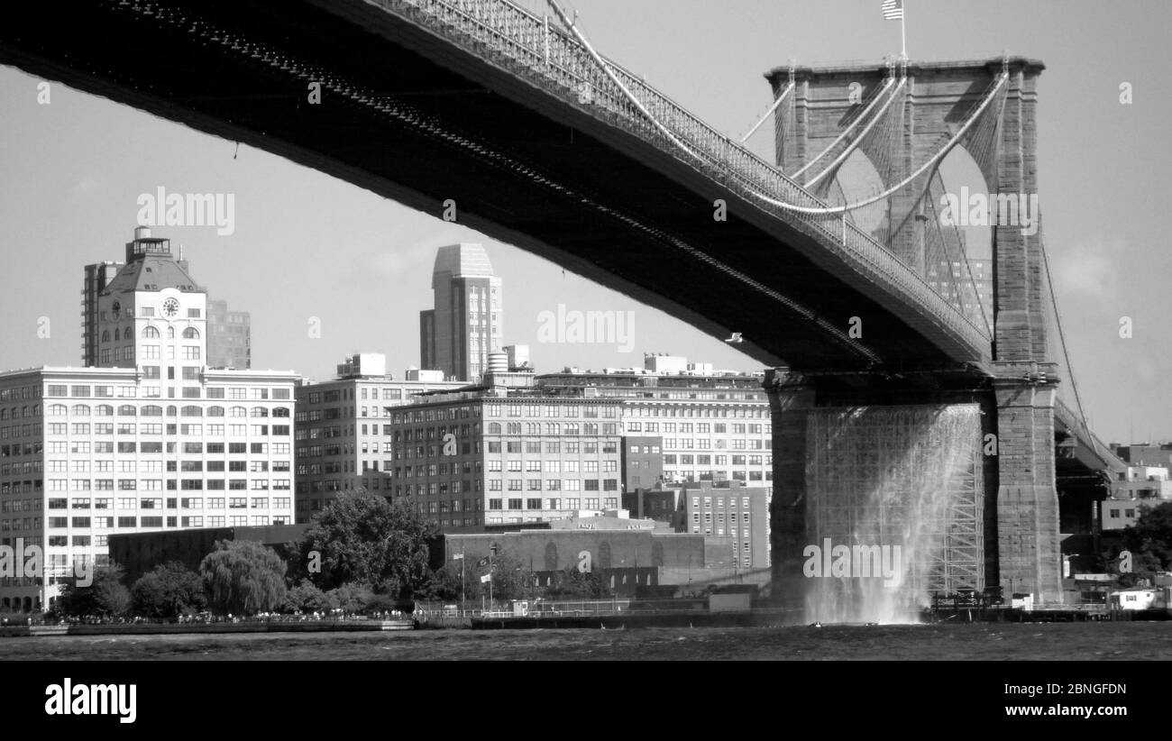 Nyc bridge daytime Black and White Stock Photos & Images - Alamy