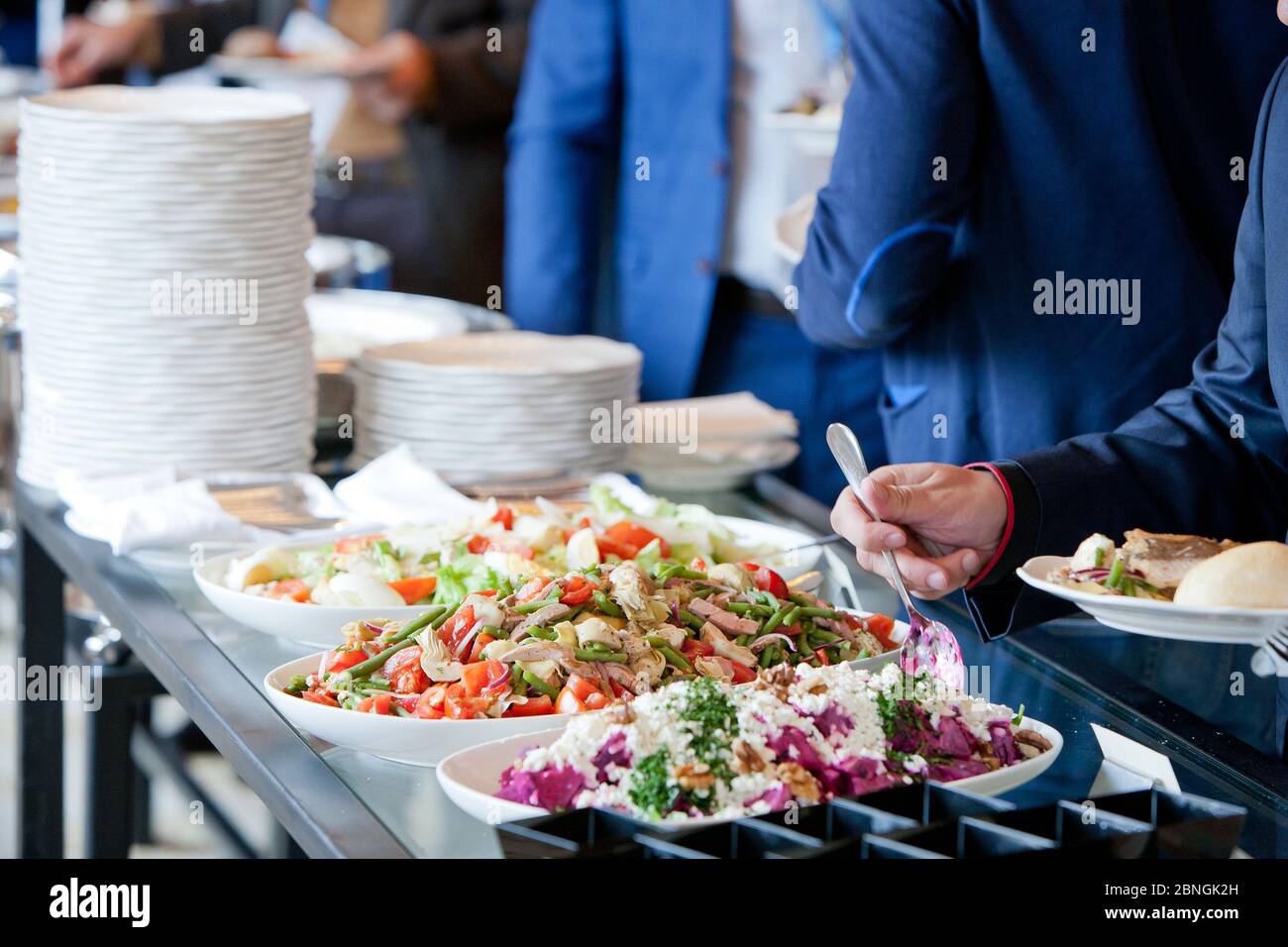 Men in suits dinner table hi-res stock photography and images - Alamy
