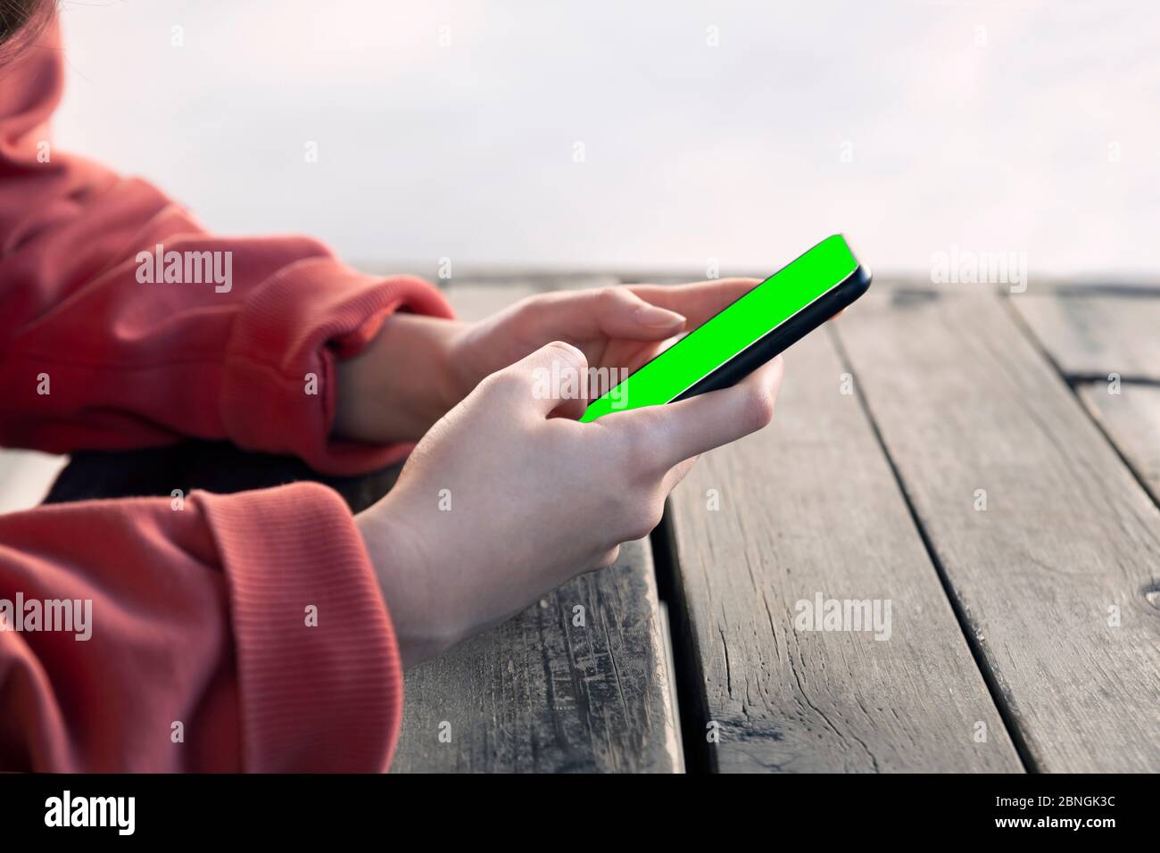 Young girl hand holding mobile phone Stock Photo - Alamy