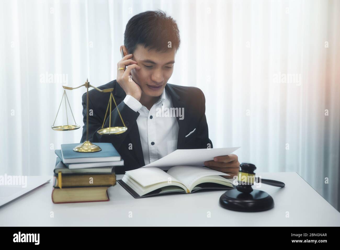 Judge reading documents hi-res stock photography and images - Alamy