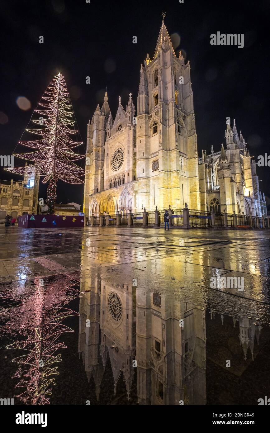 Gothic cathedral by the water hi-res stock photography and images - Alamy