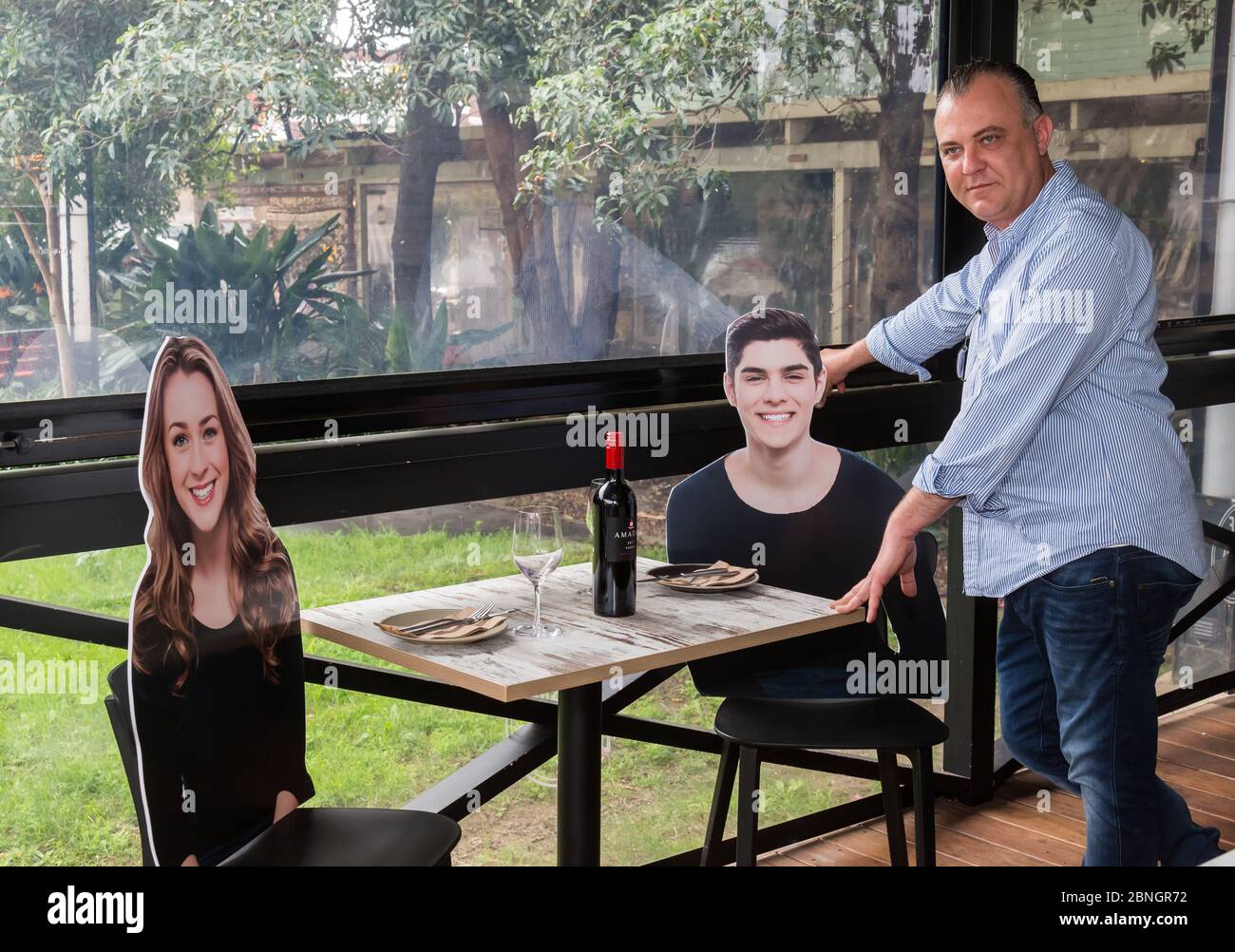 Cardboard cutouts of people in restaurants hi-res stock photography and ...