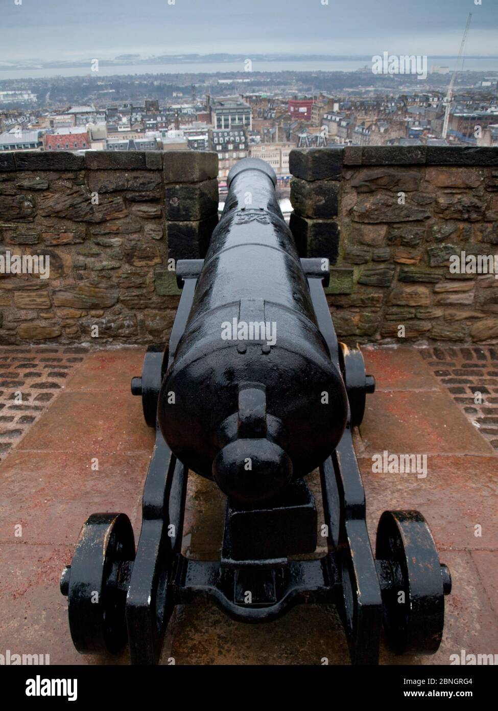 Ancient cannon gun at Edinburgh castle Stock Photo - Alamy