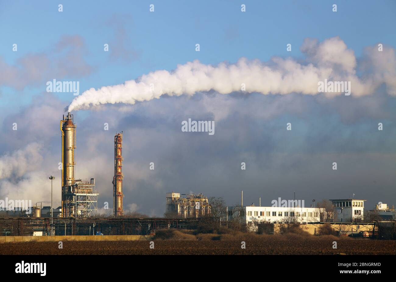 Air pollution coming from factory smoke stacks Stock Photo - Alamy