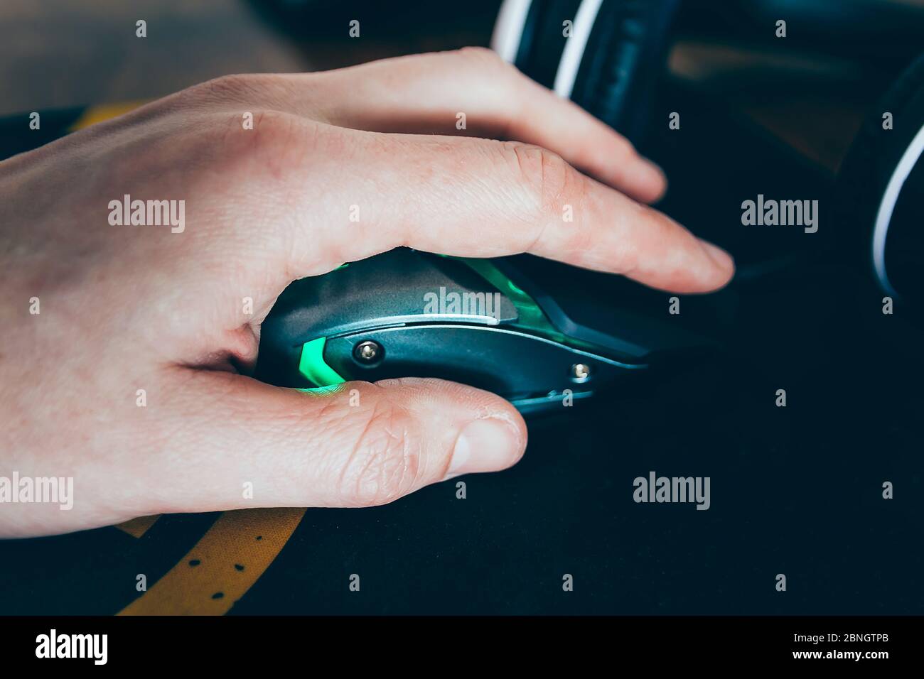 Holding virtual computer mouse hi-res stock photography and images - Alamy