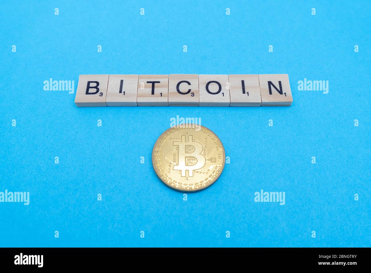 Gold word money blue background hi-res stock photography and images - Alamy