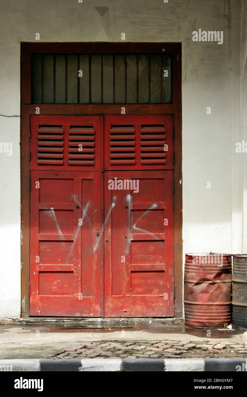 Old red door Stock Photo - Alamy