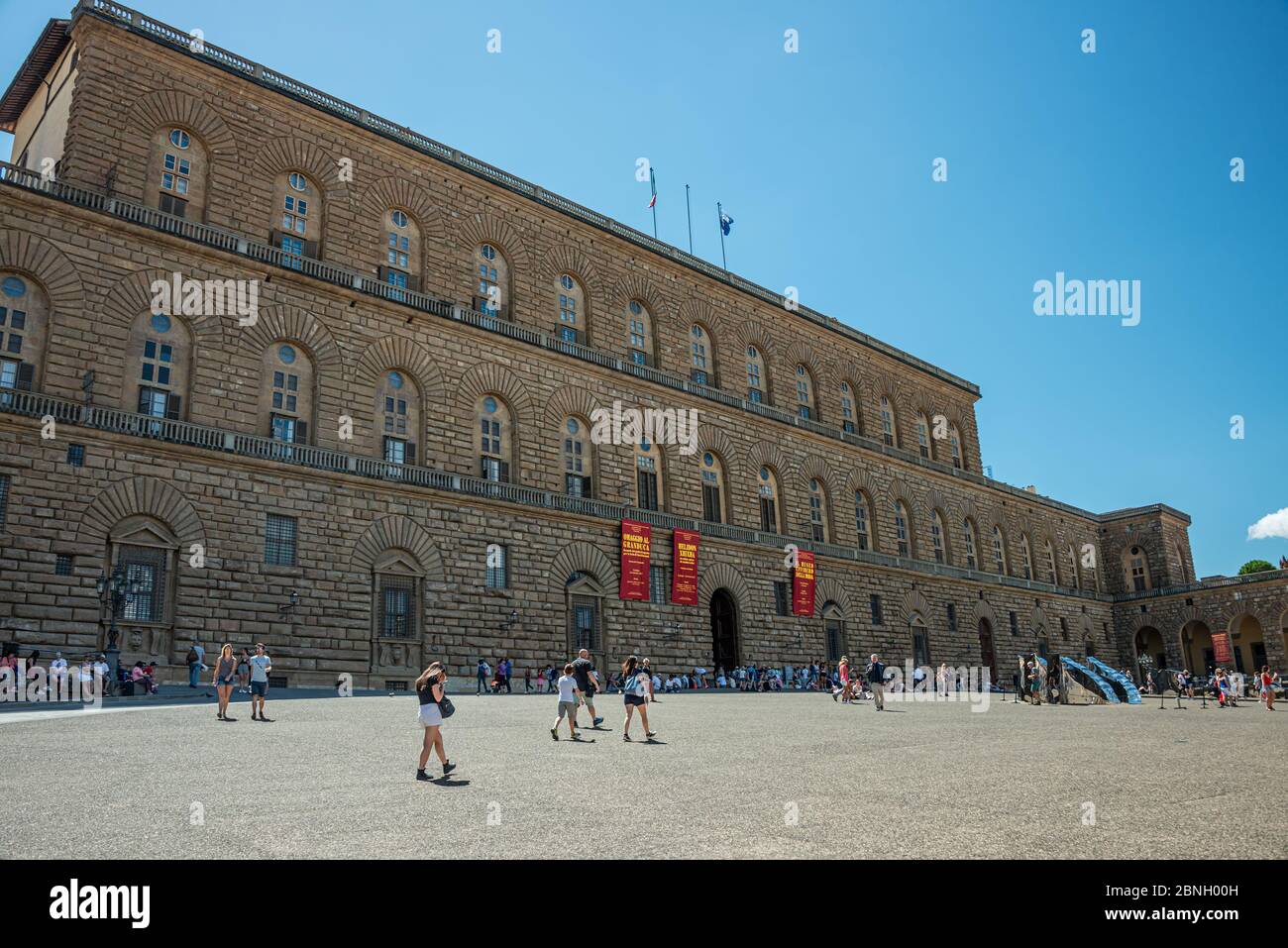 Tourists in Piazza dei Pitti outside the Palazzo Pitti in Florence ...