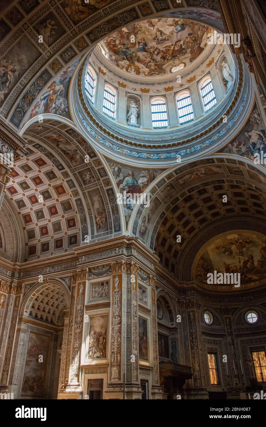 Saint Andrea Church interiors, designed by Leon Battista Alberti ...