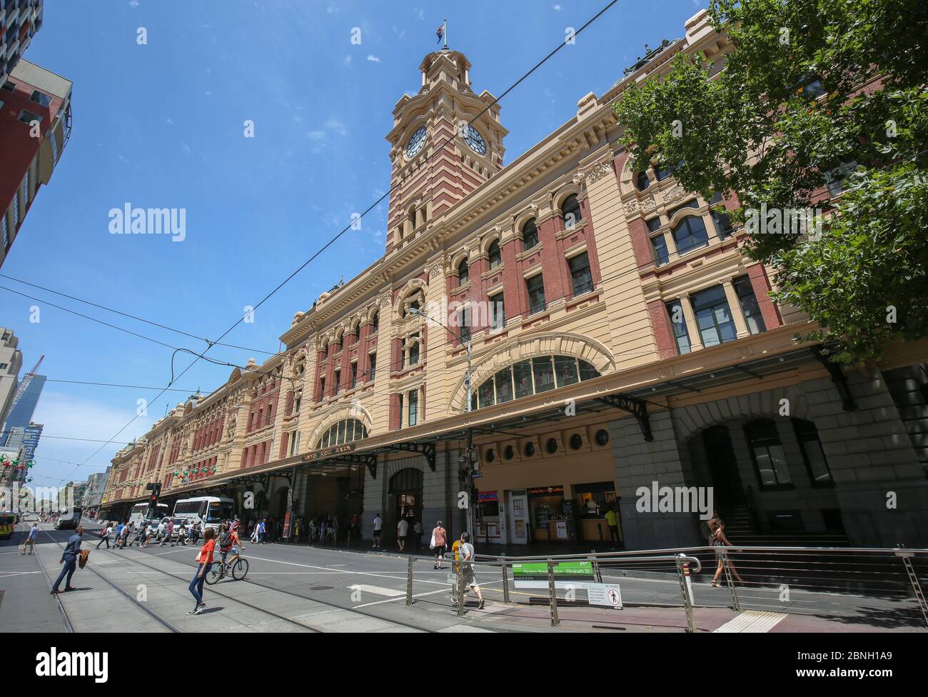 Urban people sideview hi-res stock photography and images - Alamy