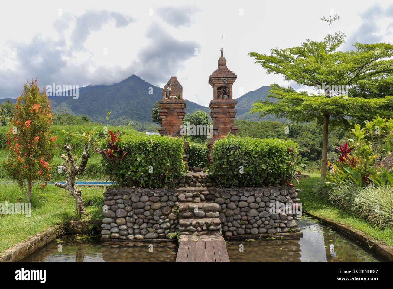 Scenic view of small water Hindu Temples on the beautiful Indone Stock ...