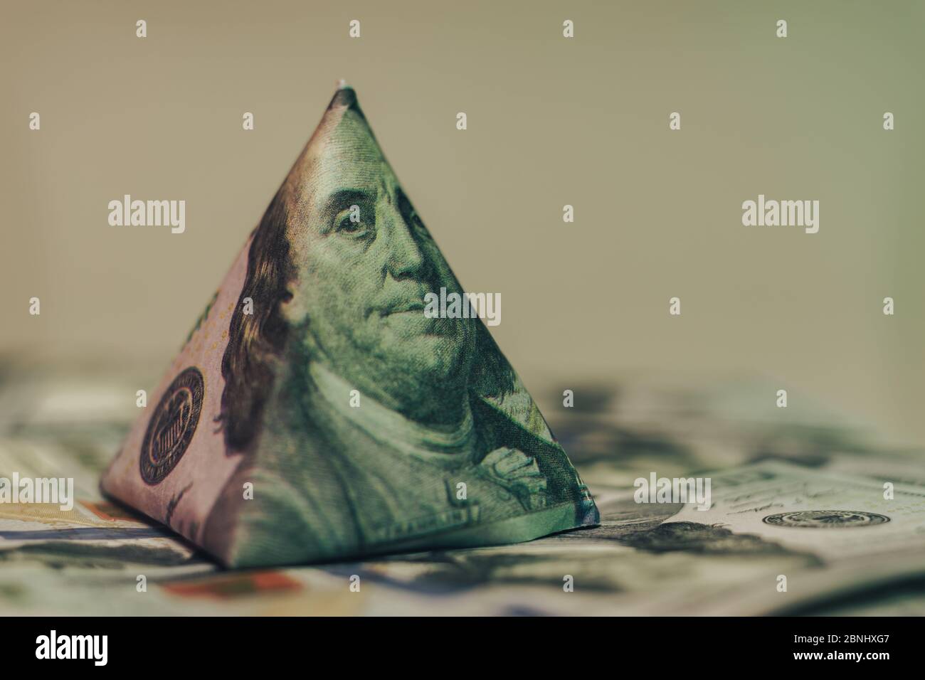 80s pyramid retro background hi-res stock photography and images - Alamy