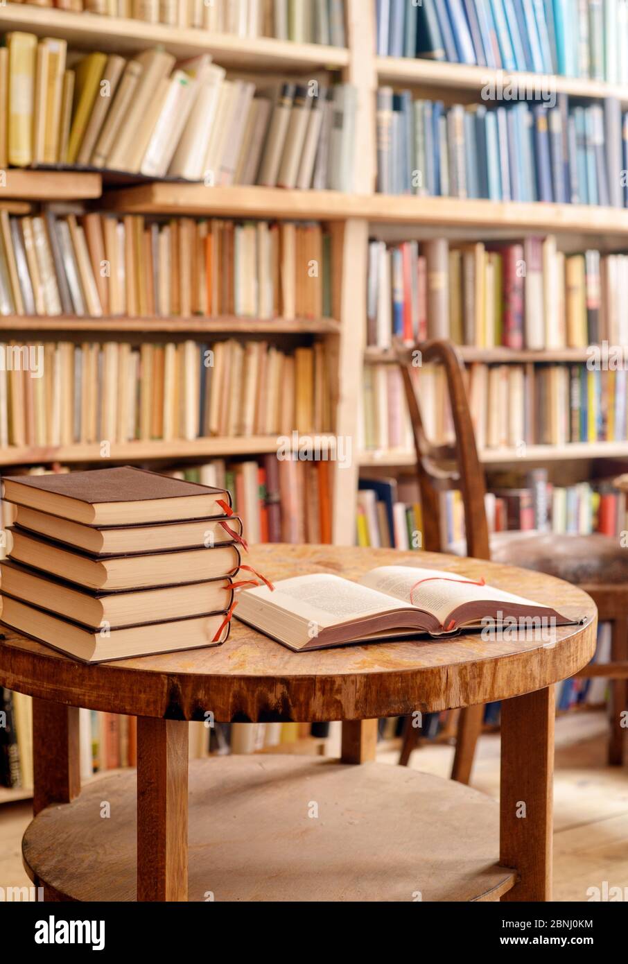 Old fashioned library with books on a table Stock Photo - Alamy