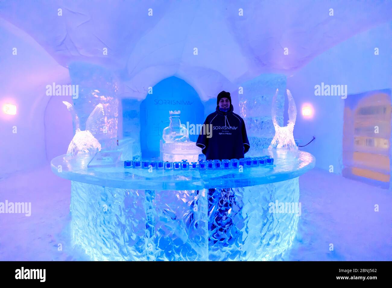 Men igloo building hi-res stock photography and images - Alamy