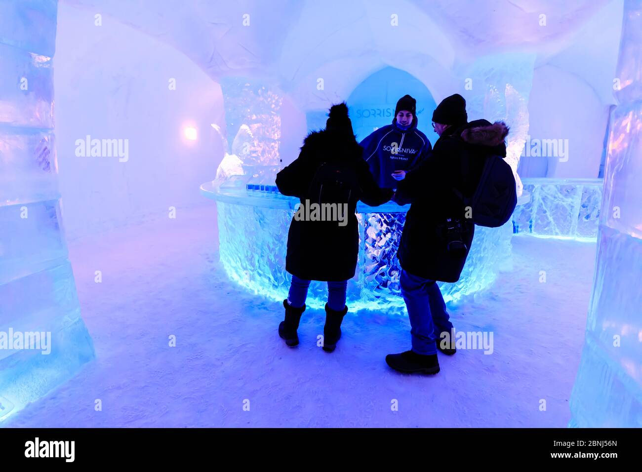 Men igloo building hi-res stock photography and images - Alamy