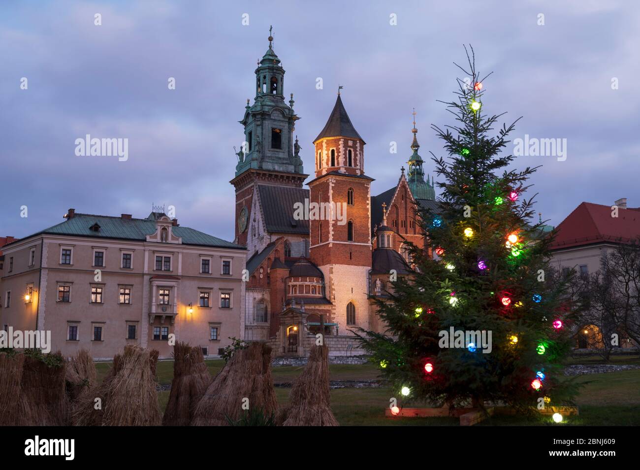 Wawel Castle at Christmas, UNESCO World Heritage Site, Krakow, Poland ...