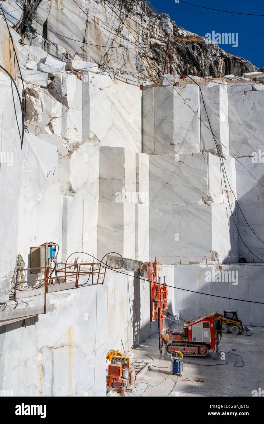 Stone cutter at Cervaiole Marble Quarry on Mount Altissimo, Seravezza ...