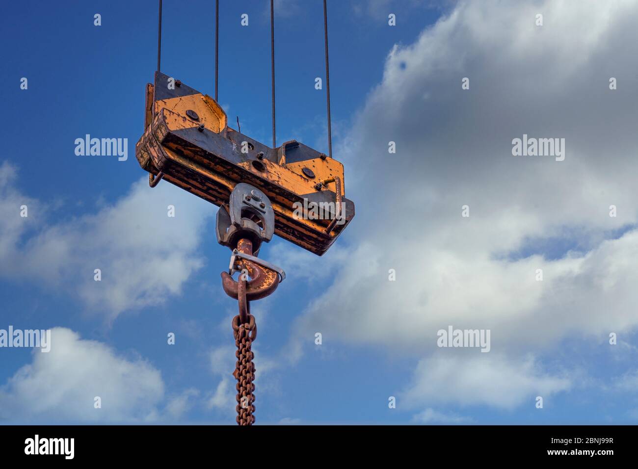 Pulley of a tower crane with fastening hook and chain Stock Photo - Alamy