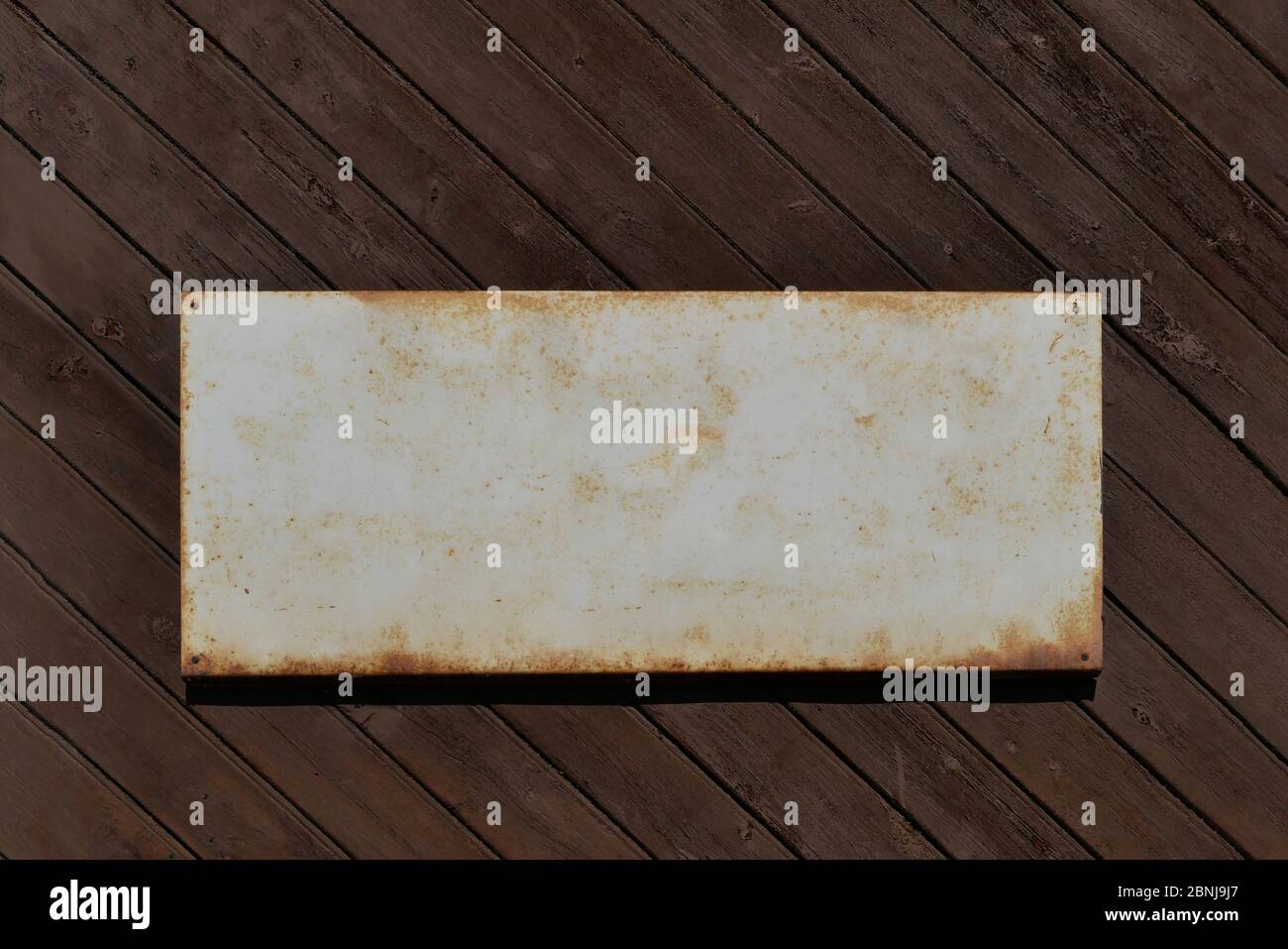 Old blank rusty metal sign hi-res stock photography and images - Alamy