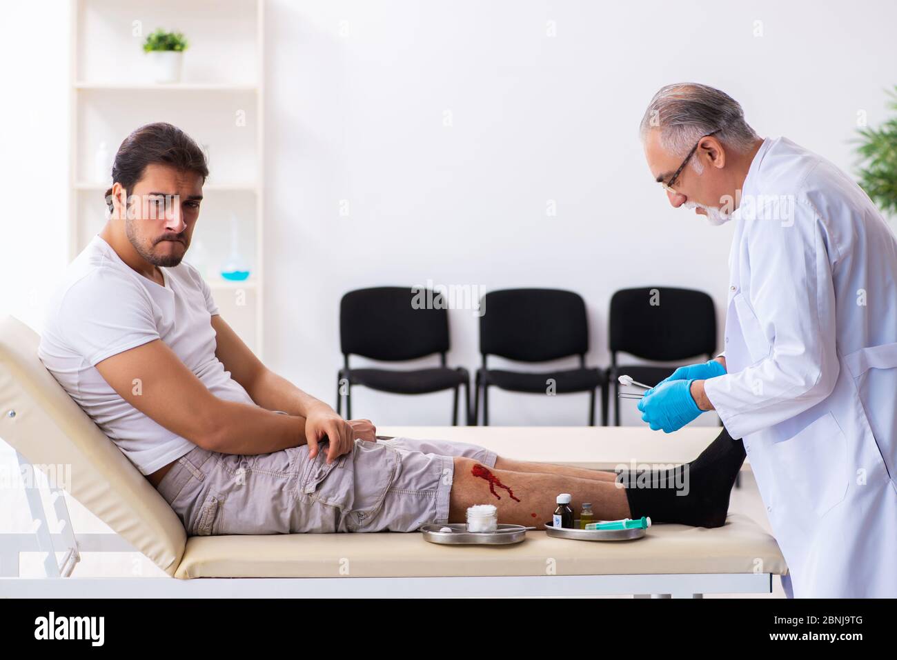 Leg injured man visiting doctor in first aid concept Stock Photo - Alamy