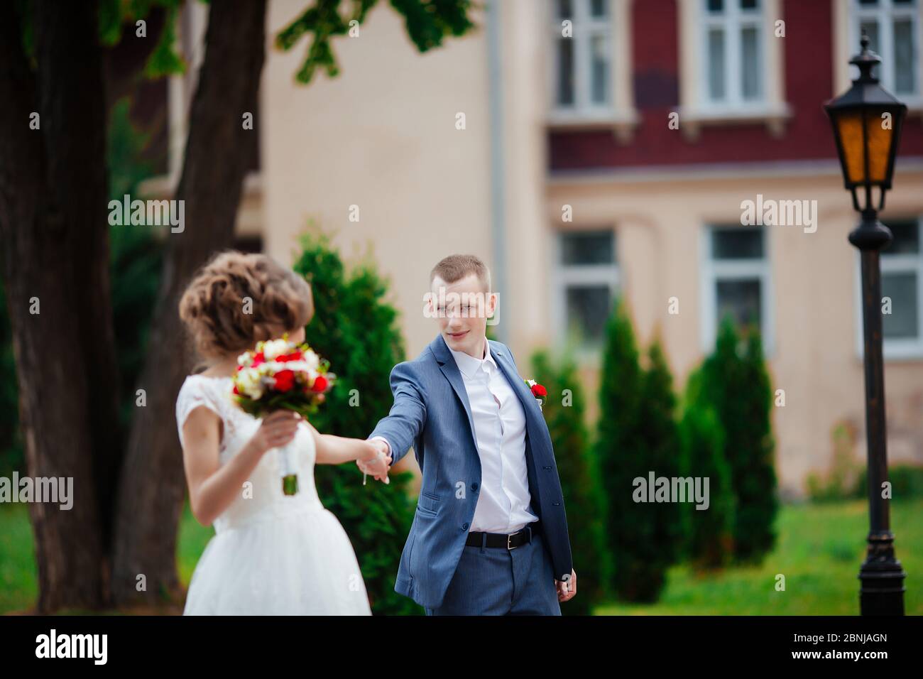wedding couple, beautiful young bride and groom Stock Photo - Alamy