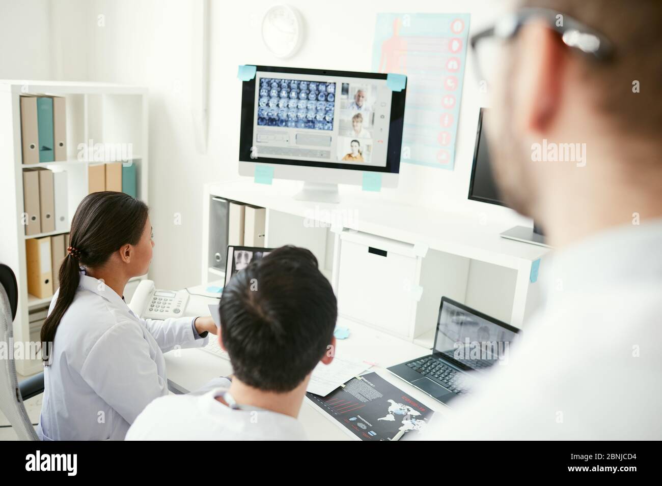 Doctor talking to patient rear view hi-res stock photography and images ...
