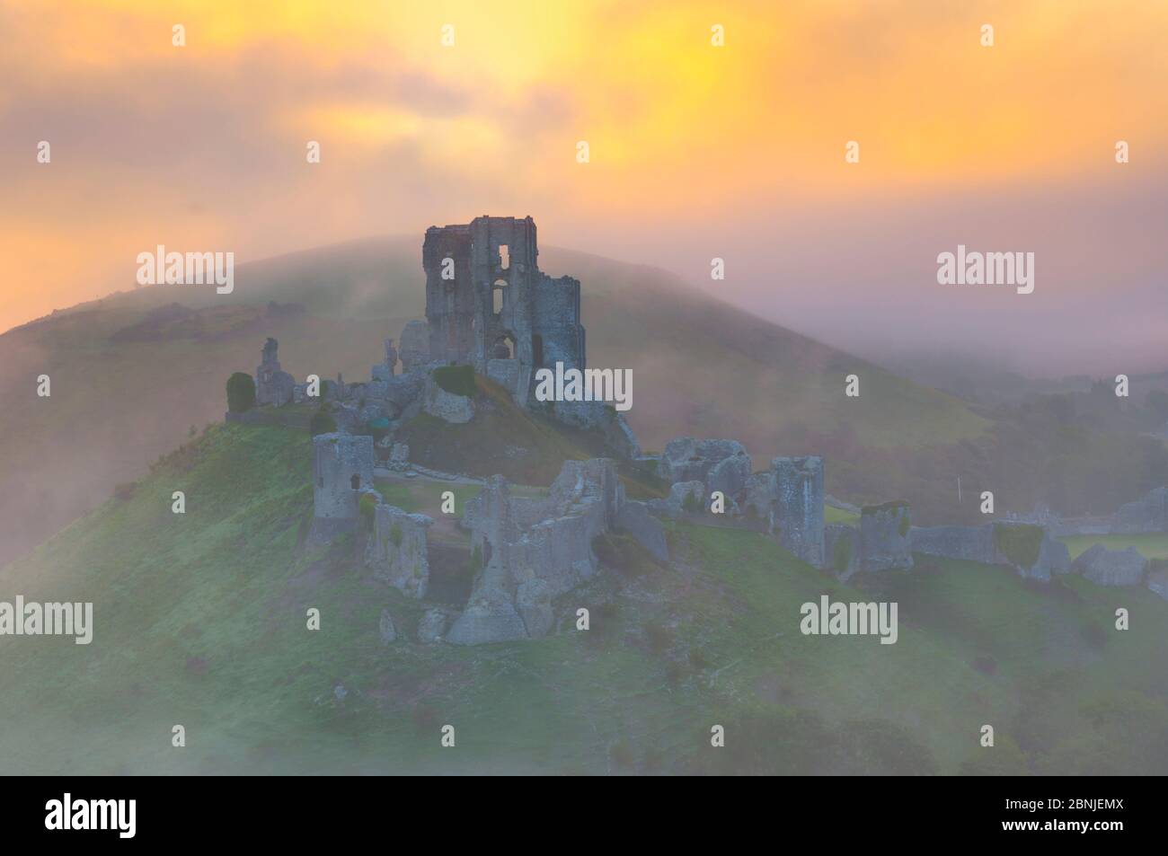 Corfe castle mist sunrise hi-res stock photography and images - Alamy