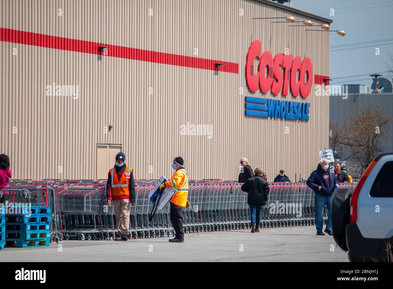 Costco and employees hi-res stock photography and images - Alamy