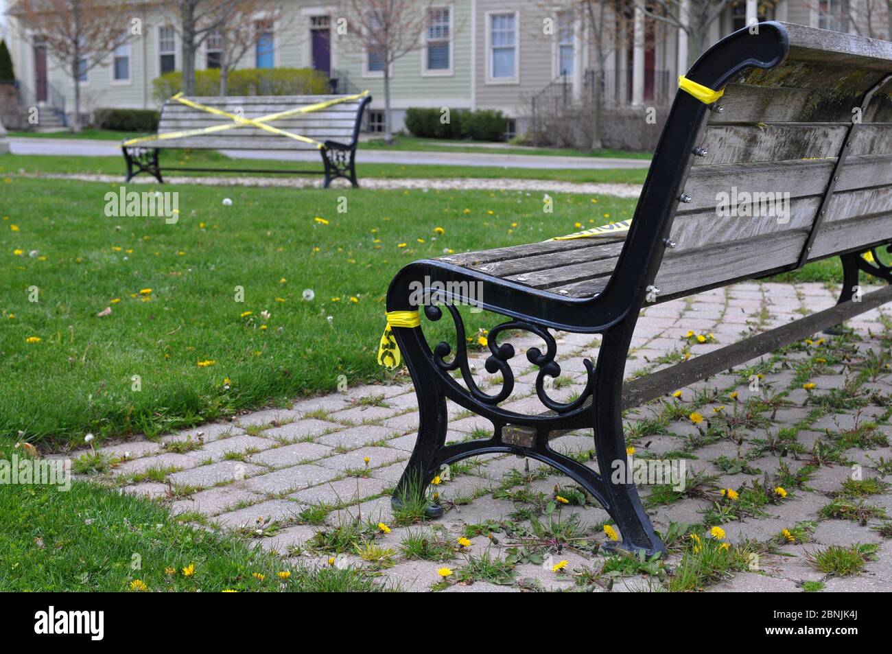 Park benches hi-res stock photography and images - Alamy