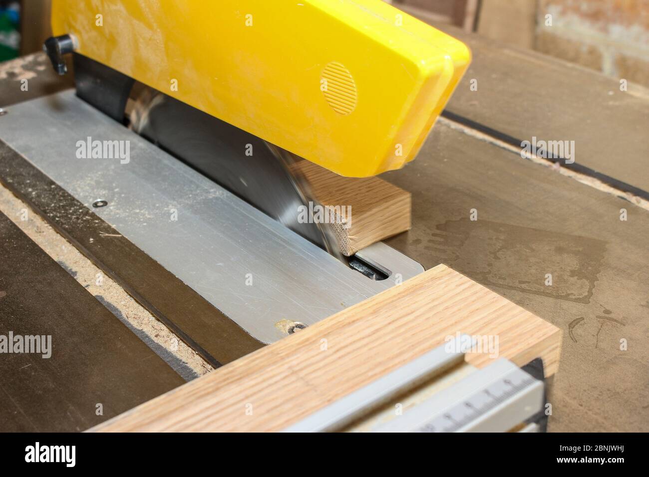 Cross cutting timber on table saw, modern woodwork Stock Photo - Alamy