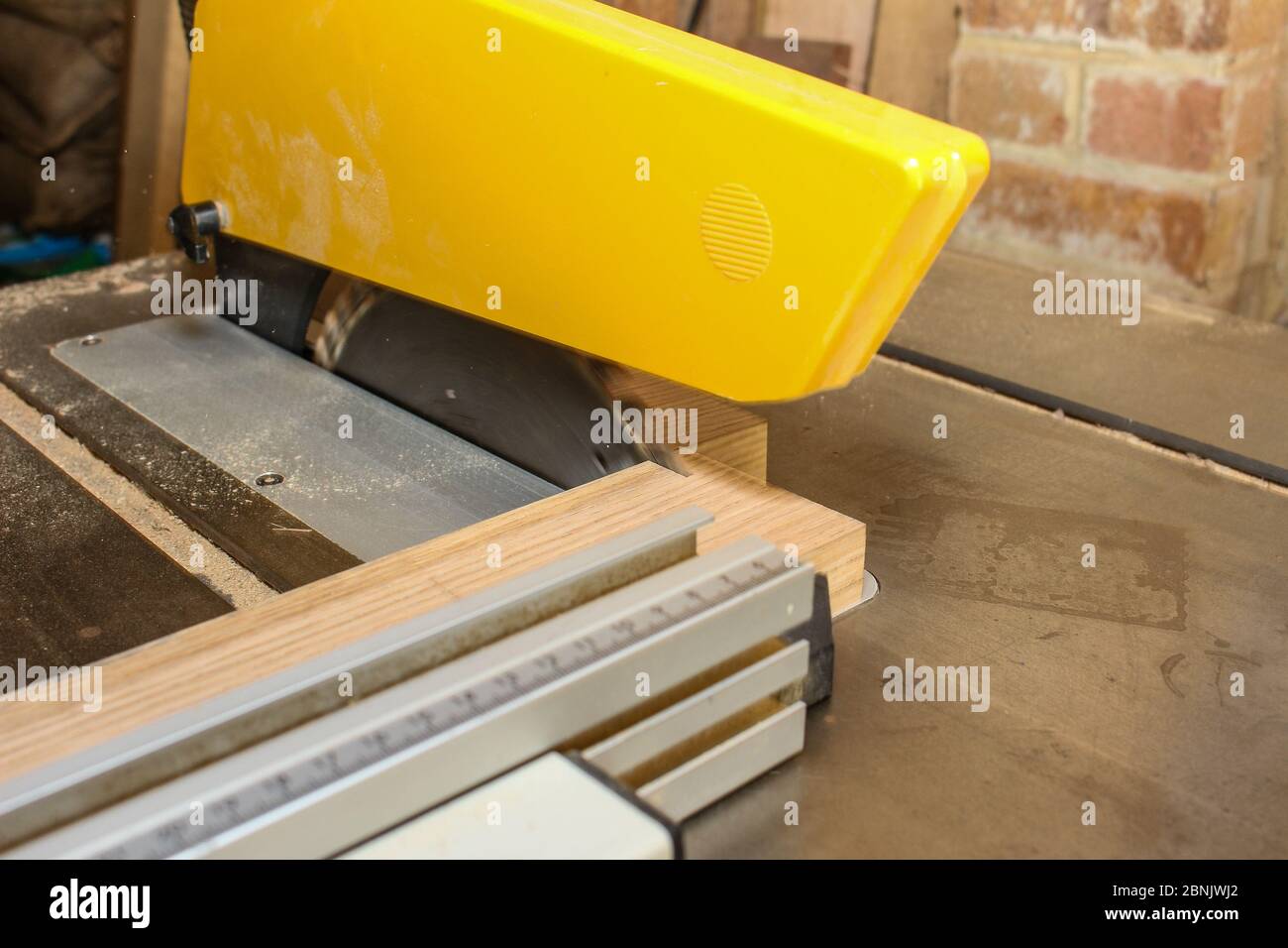 Cross cutting timber on table saw, modern woodwork Stock Photo - Alamy