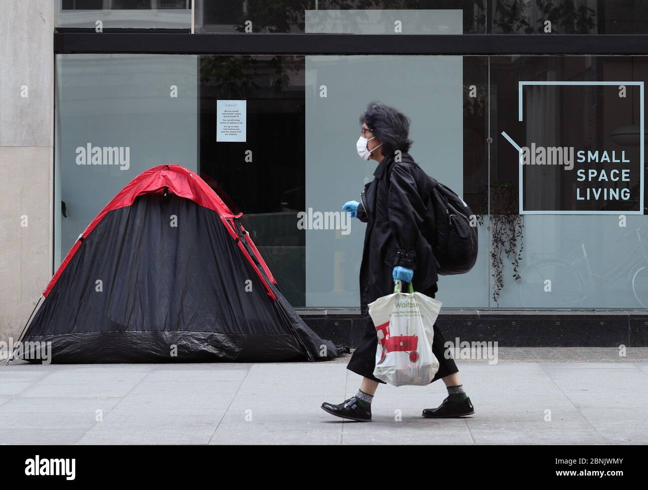 Homeless persons tent hi-res stock photography and images - Alamy