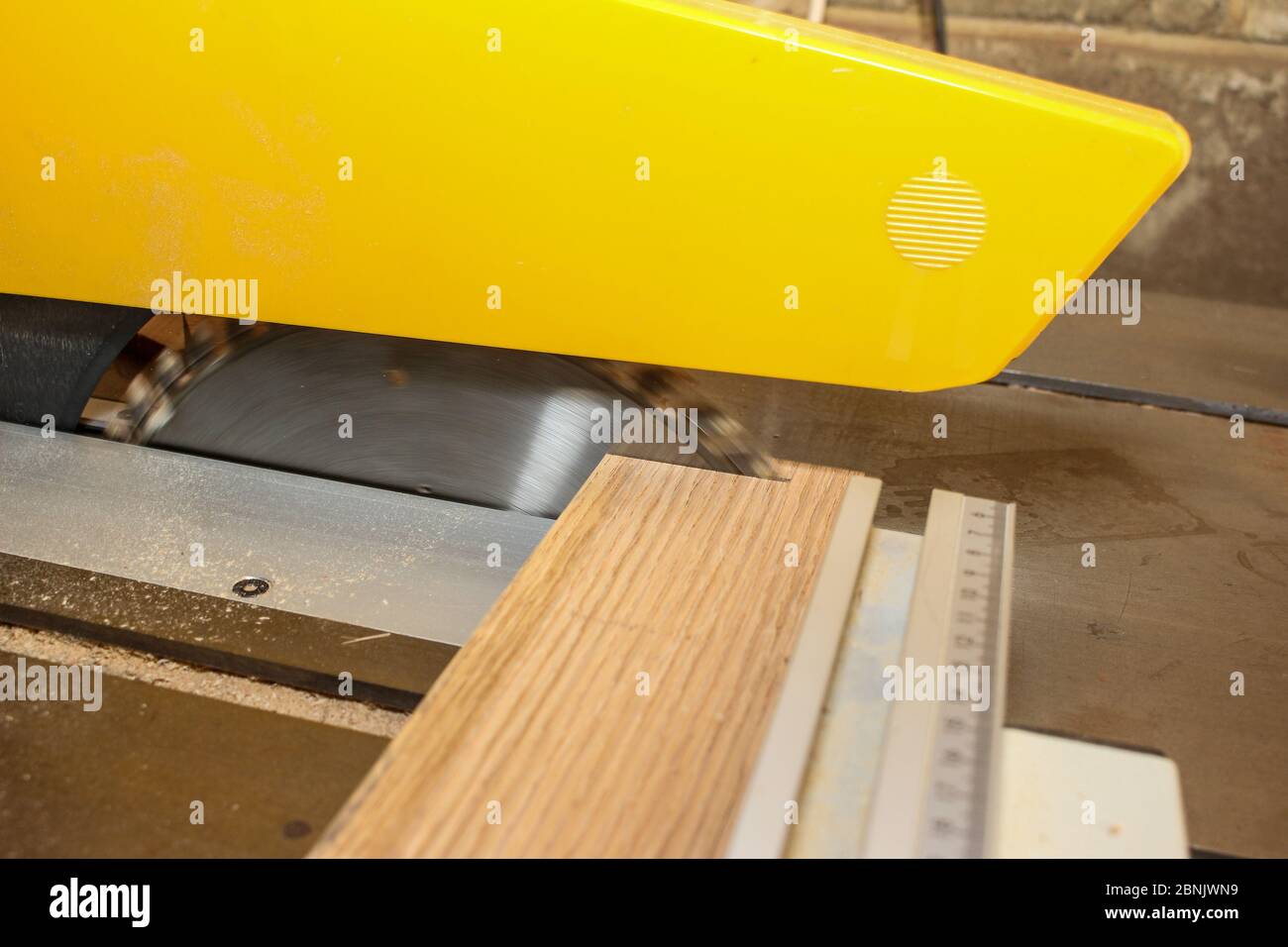Cross cutting timber on table saw, modern woodwork Stock Photo - Alamy