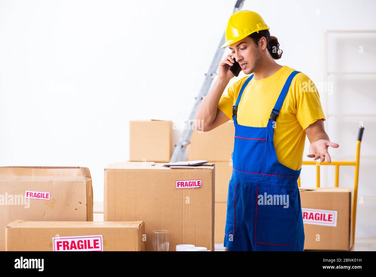 Young professional mover doing home relocation Stock Photo - Alamy