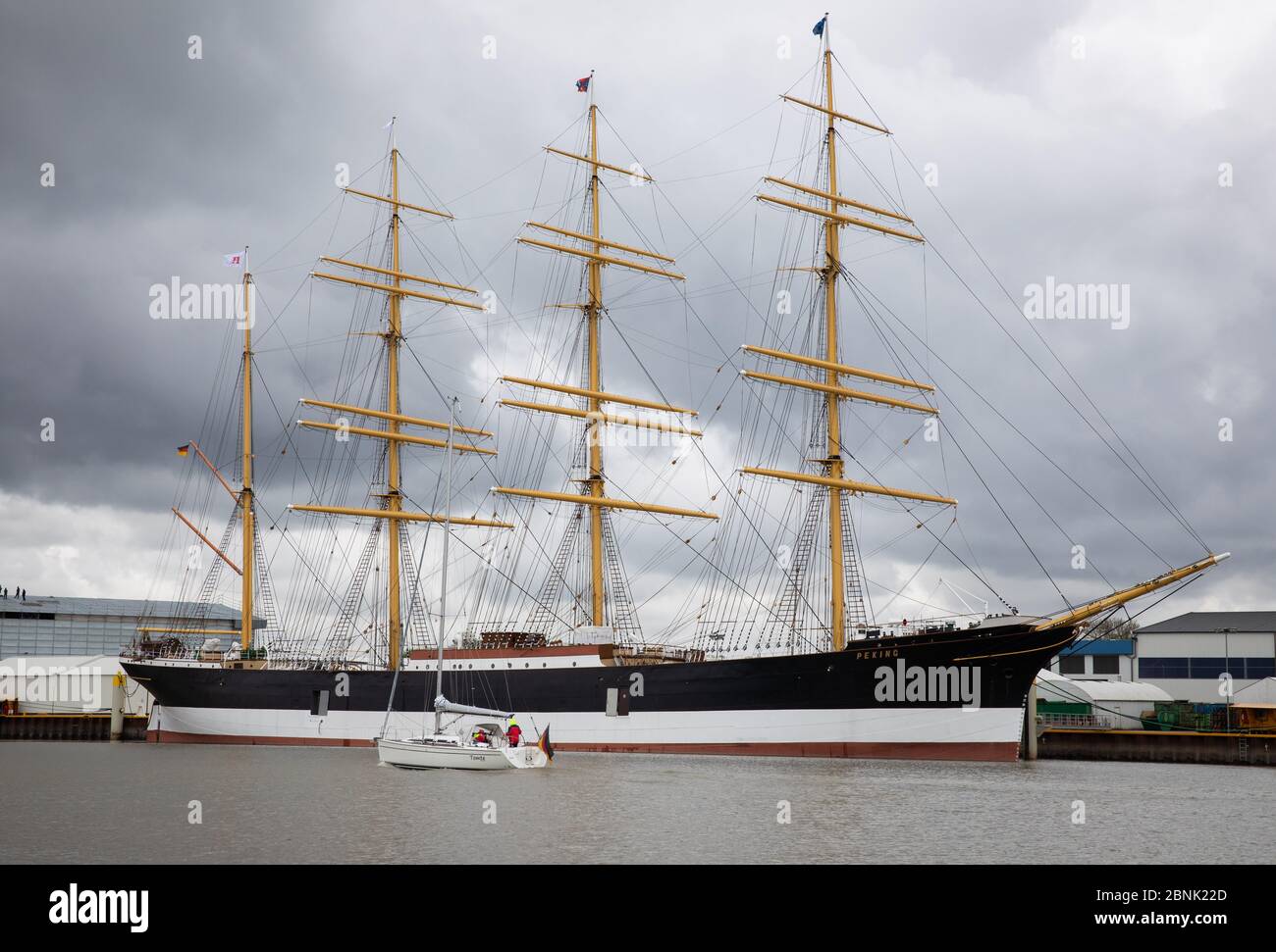 Wewelsfleth, Germany. 15th May, 2020. The four-masted barque "Peking ...