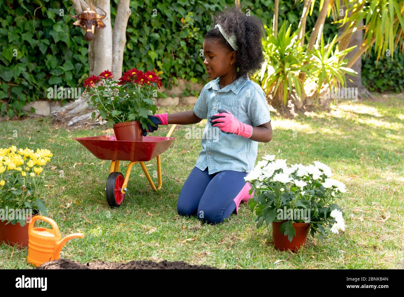 Girl planting flowers hi-res stock photography and images - Alamy