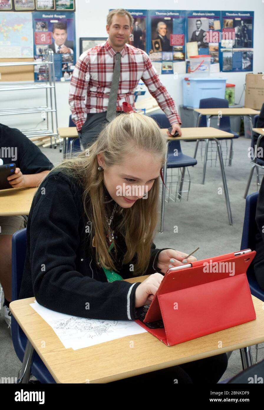 Teenagers all using ipads hi-res stock photography and images - Alamy