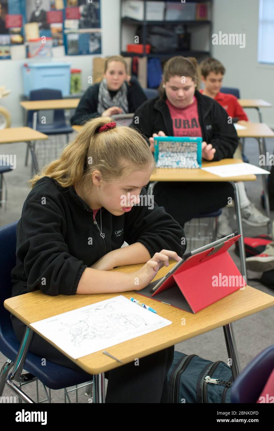 Teenagers all using ipads hi-res stock photography and images - Alamy