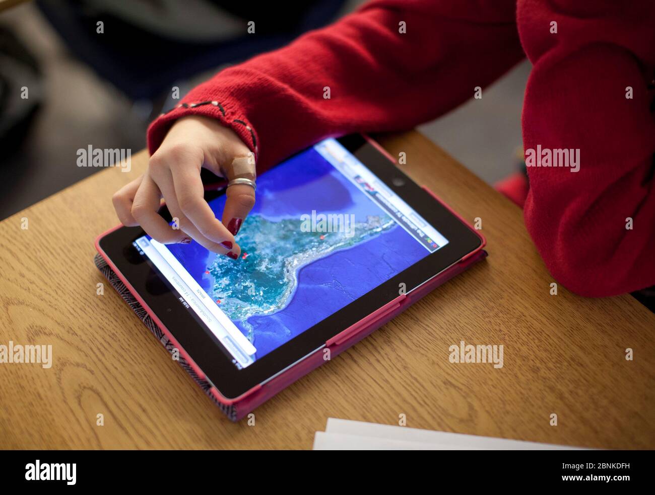 Ipad education teenagers hi-res stock photography and images - Alamy