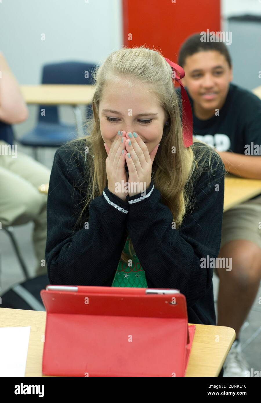 Teenagers all using ipads hi-res stock photography and images - Alamy