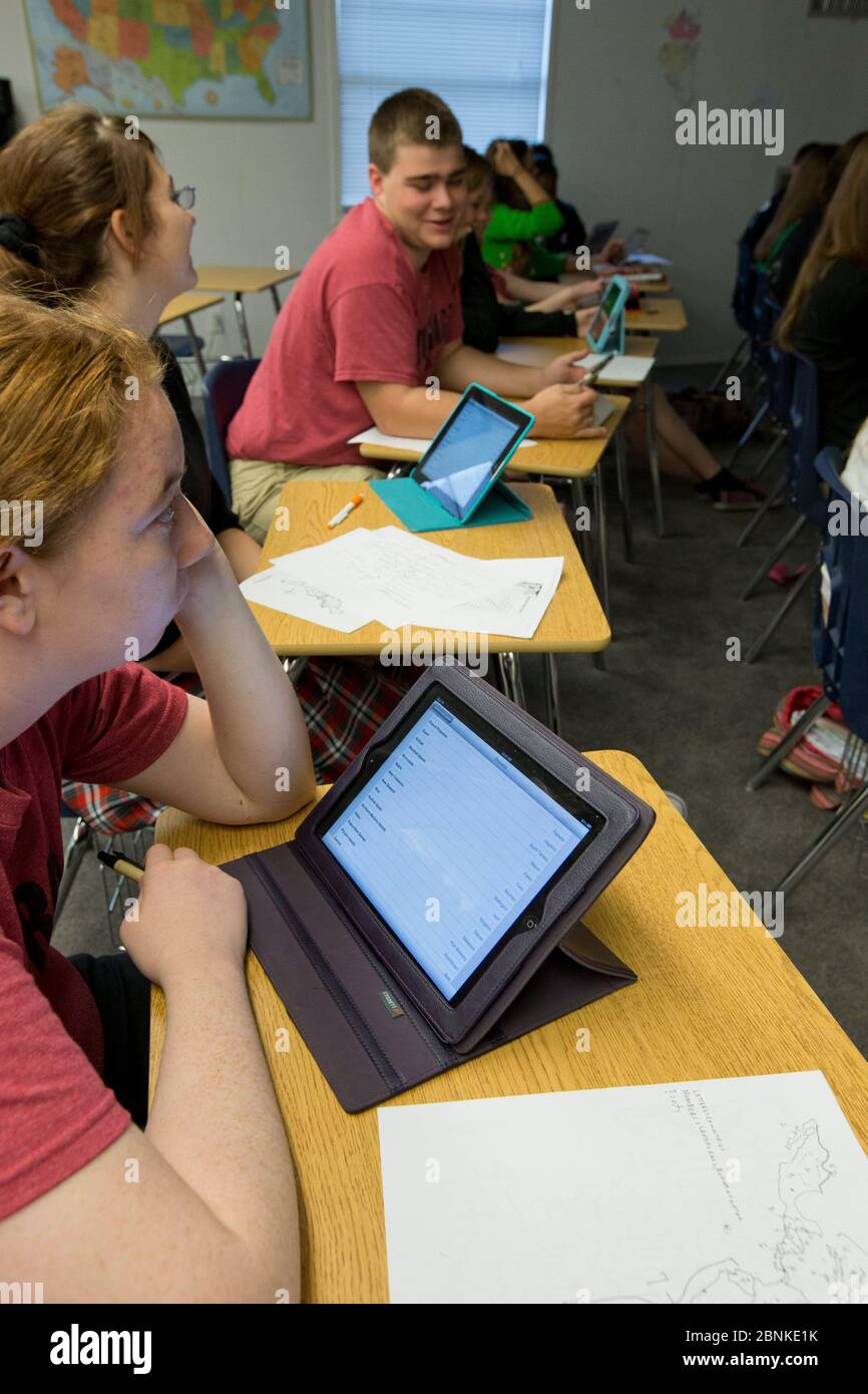 Teenagers all using ipads hi-res stock photography and images - Alamy