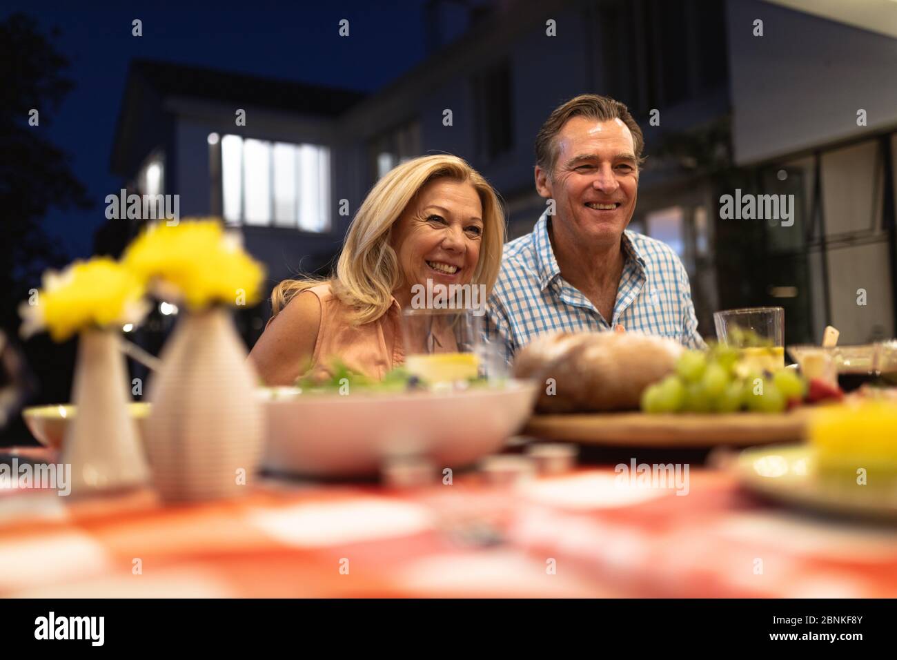Real family dinner hi-res stock photography and images - Alamy