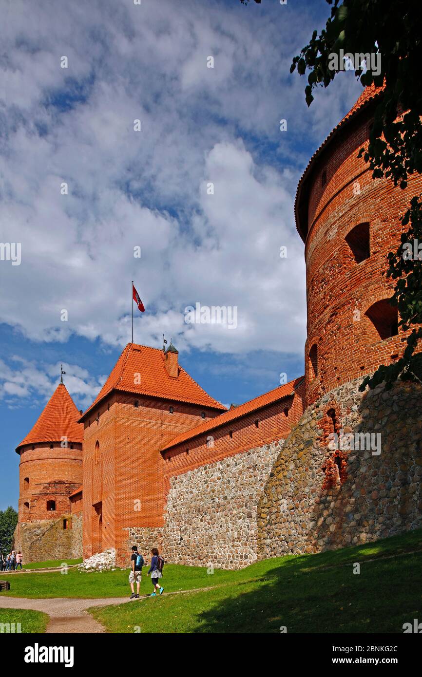 Defensive castle wall hi-res stock photography and images - Alamy