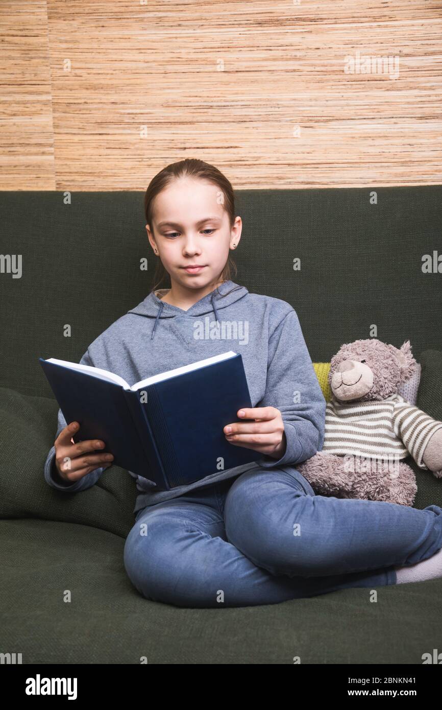 Tween girl reading book hi-res stock photography and images - Alamy